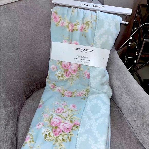 Laura Ashley | Bedding | Nwt Laura Ashley Vintage Floral Print Throw ...